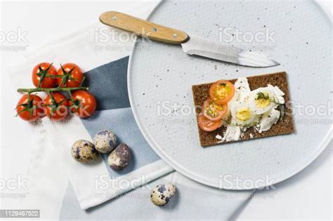 메 추 라 기 계란 토스트 재료 토마토 계란 치즈 호 밀 빵 흰색 배경 갈색에 대한 스톡 사진 및 기타 이미지 갈색 농장 단백질 Istock