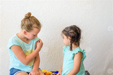 Meninas Brincando De Médico Imagem De Stock Imagem De Coroa Casa