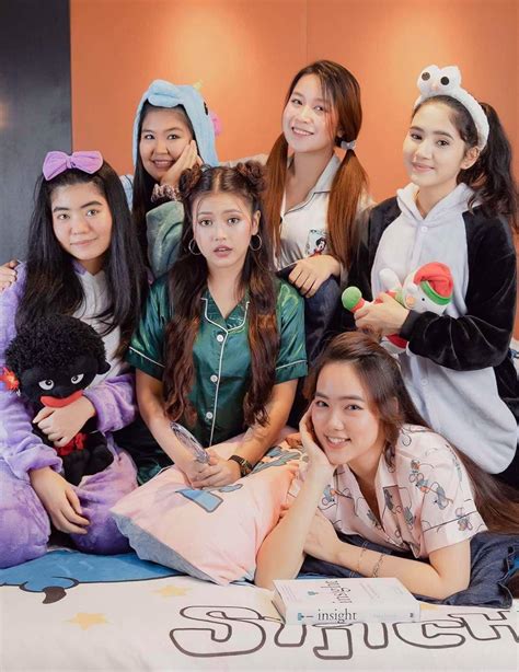 မတွေ့ရတာကြာပြီဖြစ်တဲ့ သူငယ်ချင်းတွေနဲ့ မဆုံ ဆုံအောင်ချိန်းကြပြီး စကားတ