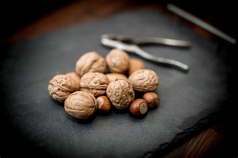 혼합된 전체 견과류 호두 헤이즐넛 아몬드 피칸 너트 크래커와 함께 포함 하 여 그들의 포탄에 0명에 대한 스톡 사진 및 기타 이미지 Istock