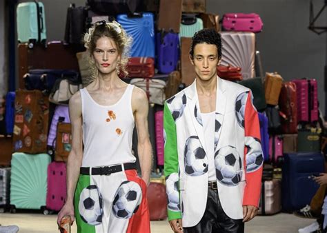 Moschino Apre La Milano Fashion Week Uomo Ss25 Marc Jacobs Lancia La