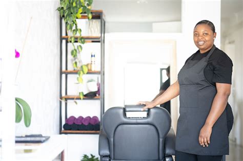 자랑스러운 흑인 여성 미용사는 살롱에서 의자에 손을 얹고 서 있다 40 44세에 대한 스톡 사진 및 기타 이미지 40 44세 기업가 남아프리카공화국 Istock