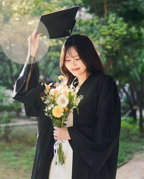 졸업스냅 졸업사진 웨딩스냅 커플스냅 가은입니다 🫸🏻좋은 헤어짐이길 바라요 🎓🫷🏻 가장 더운 날 추억이 있었던 졸업식이었기를 바라는 마음입니다 졸업