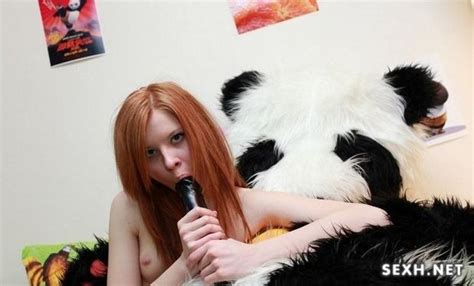 Девка дрочит здоровым самотыком Pic