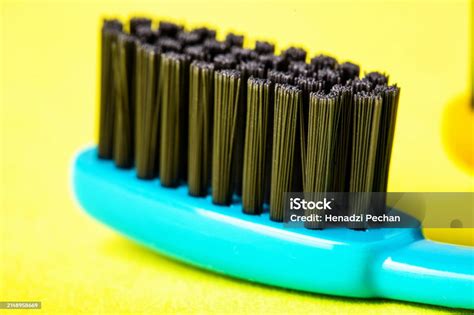 노란색 배경에 검은색 숯 코팅이 된 파란색 칫솔 구강 관리 및 치과 위생 개념 충치 거대 구강 예방 0명에 대한 스톡 사진 및 기타 이미지 Istock