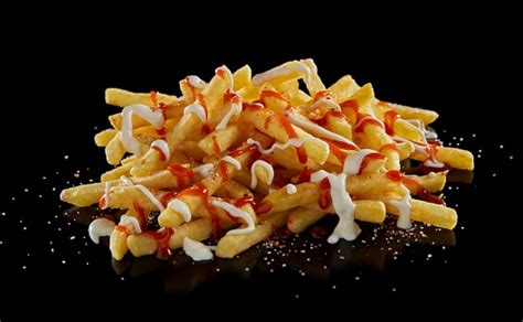 검은 테이블에 식욕을 돋우는 크링클 컷 감자 튀김 더미에 마요네즈와 케첩의 클로즈업 0명에 대한 스톡 사진 및 기타 이미지 0명 감자 요리 감자튀김 Istock