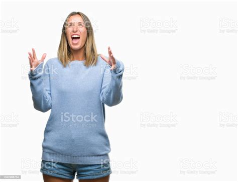 이상 겨울 스웨터를 입고 젊은 아름 다운 여자 배경 미친 절연 하 고 미친 소리 하 고 적극적인 식와 팔 발생 함 좌절 개념입니다 가을에 대한 스톡 사진 및 기타 이미지