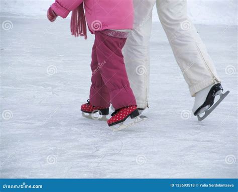 La Mamma Insegna Alla Sua Piccola Figlia A Pattinare Sulla Pista Di