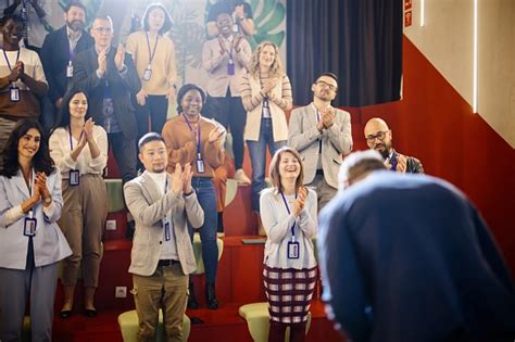 비즈니스 컨퍼런스에서 남성 발표자에게 박수를 보내는 청중 청중에 대한 스톡 사진 및 기타 이미지 청중 박수갈채 사람들 Istock