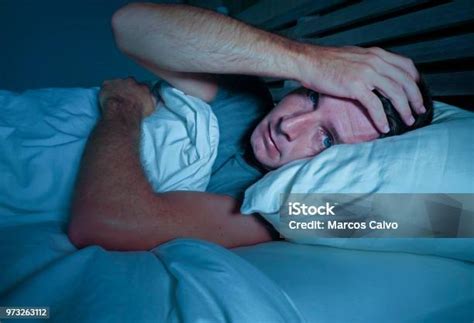 매력적인 남자 넓은 눈으로 잠 못 드는 침대에 누워 밤에 깨어 고통 불면증 수 면 장애 우울 하 고 슬픈 나머지 결핍 스트레스 개념에서 열린 영을 걱정 하는 불안 30 39