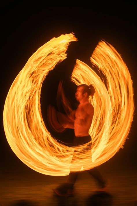 강렬한 거리 공연 공연 공연 예술 공연가 그림자 나타내는 남자 대담한 대조 도시의 독창성 드라마틱한 로스앤젤레스 미국 밤 밤문화 북미 불