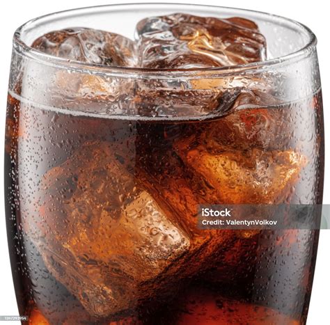 흰색 배경에 고립 된 얼음 조각콜라 음료의 차가운 유리 파일에클리핑 경로가 포함되어 있습니다 탄산음료 병에 대한 스톡 사진 및 기타 이미지 Istock