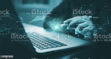 사업가 손 터치 코드 Html 및 프로그래밍 화면 노트북 프로그래머 개발 컴퓨터 코드 웹 디자인 코딩 기술 소프트웨어 디지털
