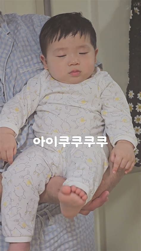 꾸벅꾸벅 조는 아기 아빠 품에서 잠듬 Youtube