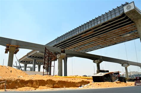 이집트의 새로운 프로젝트 건설 현장 자동차와 차량을위한 새로운 교통 교량 카이로 모노레일 철도의 트랙과 기둥 강철에 대한 스톡 사진 및 기타 이미지 Istock