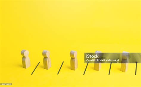 사람들의 수치는 사회적 거리를 유지하는 라인 뒤에 대기열에 서있다 전염병 검역 조치 준수 징계 신규 표준 안전 조치 바이러스의 확산을 피하십시오 0명에 대한 스톡 사진 및