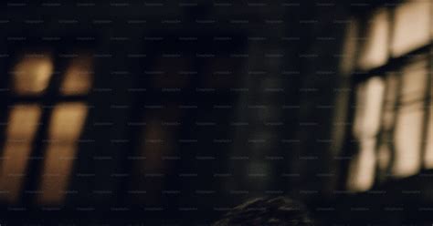 오래된 건물의 저녁 도시 거리에서 포옹하는 사랑에 빠진 세련된 집시 커플 여자와 남자가 부드럽게 키스 낭만적 인 프랑스