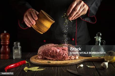 국가 요리를 준비하기 전에 맛있는 맛을 내기 위해 생고기에 Scias를 첨가하십시오 주방에서 요리하는 동안 요리사 호텔 메뉴 개념 건강한 생활방식에 대한 스톡 사진 및 기타