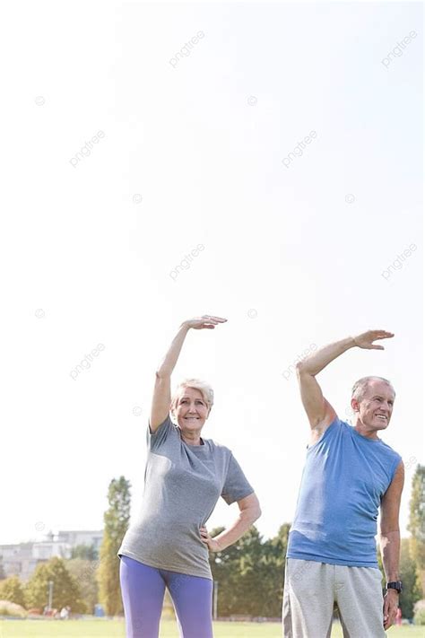하늘을 배경으로 공원에서 스트레칭 운동을 하는 노부부 사진 배경 및 무료 다운로드를위한 그림 Pngtree