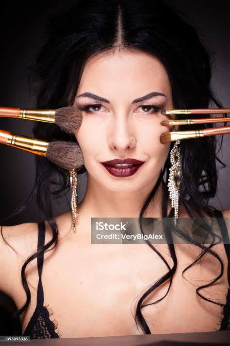 뷰티 우먼 홀드 메이크업 전문 도구 마스카라 속눈썹 브러시는 흰색 배경에 맑고 건강한 얼굴 초상화를 가지고 있습니다 갈색 머리에