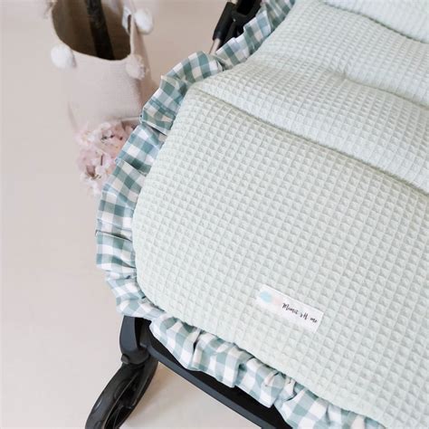 Colchoneta Para Carro O Silla De Paseo Tela Sacks Verde Y Volante Fruncido Vichy Verde Mimitos