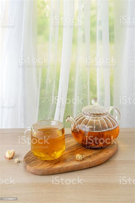 테이블에 유리 주전자에 재스민 녹차 뜨거운 차가 유리 컵에 있습니다 테이블에 녹차를 곁들인 주전자와 차 한잔 공간을 복사합니다 광고에 대한 스톡 사진 및 기타 이미지