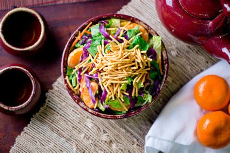 만다린 오렌지샐러드 얇게 썬 리본 양상추 붉은 양배추 당근 바삭바삭한 원튼 국수를 곁들인 중국 전통 샐러드 중국 새해에 제공되는 요리 0명에 대한 스톡 사진 및 기타 이미지