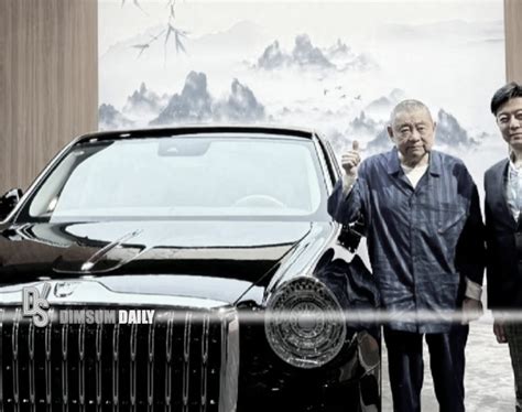 Hong Kong Tycoon Joseph Lau Visits Motorxpo Inspects Hongqis Ultra Luxury ‘golden Sunflower Model