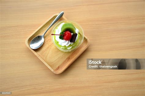 휘 핑 크림 초콜릿 체리와 키 위 나무 테이블에 Toping와 녹색 Sofe 케이크의 3 개의 층 0명에 대한 스톡 사진 및 기타 이미지 Istock