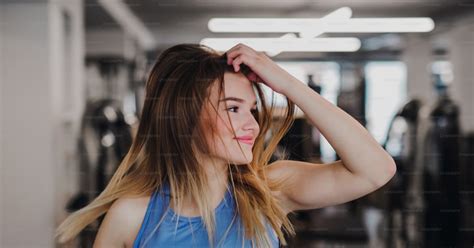 체육관에서 유산소 운동을 하는 아름다운 어린 소녀 또는 여성의 초상화 사진 Unsplash의 운동 이미지