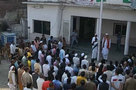 राजेश ठाकुर ने कांग्रेस कार्यालय में फहराया तिरंगा