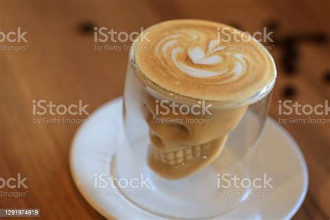 커피 라떼 아트 커피 예술 나무 테이블에 흰색 컵에 뜨거운 커피 핫 초콜릿 누텔라 라떼 아트 온 우드 테이블 갈색에 대한 스톡 사진 및 기타 이미지 Istock
