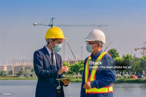 아시아 엔지니어 건설 팀이 건설 현장 또는 건축 현장의 제어 및 관리를 위해 작업을 점검합니다 2명에 대한 스톡 사진 및 기타 이미지 Istock