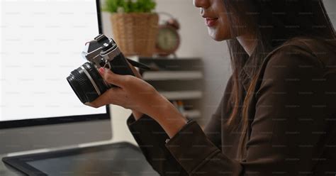전문 여성 사진 작가가 카메라로 미리 보는 사진을 찍는 자른 사진 사진 Unsplash의 태국 이미지
