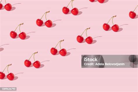 파스텔 핑크 배경에 빨간 체리로 만든 창조적 인 패턴이나 프레임 여름 또는 봄 과일 개념 최소한의 미적 아이디어 0명에 대한 스톡 사진 및 기타 이미지 Istock