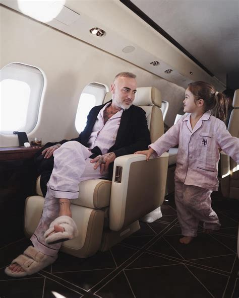 Gianluca Vacchi Muestra La Inocente Travesura De Su Hija Blu En La Mesa