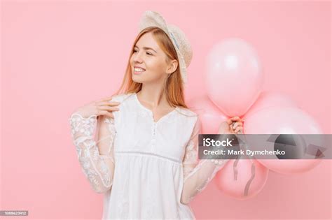 밀 짚 모자에 흰색 드레스에 행복 한 여자는 분홍색 바탕에 그녀의 손에 풍선을 보유 하고있다 3 월 8 일 개념 놀라움에 대한 스톡 사진 및 기타 이미지 Istock