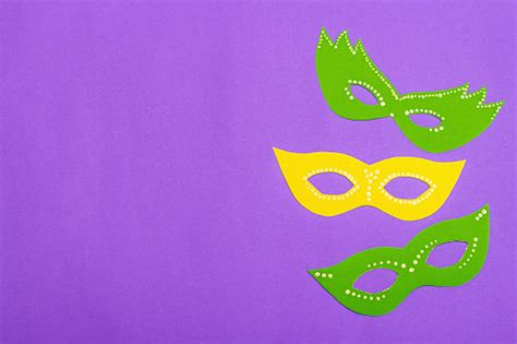 축제 마디 그라는 보라색 배경을 가장 무도회 뚱뚱한 화요일 카니발 마스크 구슬 전통 장식 0명에 대한 스톡 사진 및 기타 이미지 Istock