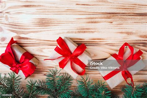 나무 배경에 전나무 가지가있는 축제 선물 상자 새해와 크리스마스 개념 플랫레이 복사 공간을 참조하십시오 엽서 0명에 대한 스톡 사진 및 기타 이미지 Istock