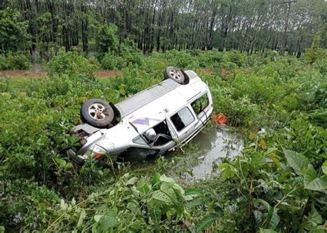 သထုံ ဘားအံလမ်းမကြီးတွင် ခရီးသည်တင်ယာဥ်တစ်စီး အရှိန်လွန်ပြီး ရေမြောင်းအတ