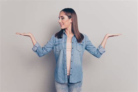 밝은 흰색 회색 배경 위에 고립 된 손바닥에 복사 공간을 들고 좋은 매력적인 아름 다운 쾌활 한 명랑 한 스트레이트 머리 레이디의 초상화 결정에 대한 스톡 사진 및 기타