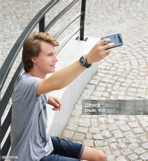 도시 배경에서 매력적인 십 대 소년입니다 스마트폰 사용 하 여 Selfie 거리에 대한 스톡 사진 및 기타 이미지 거리 걷기 고독 부정적인 감정 표현 Istock