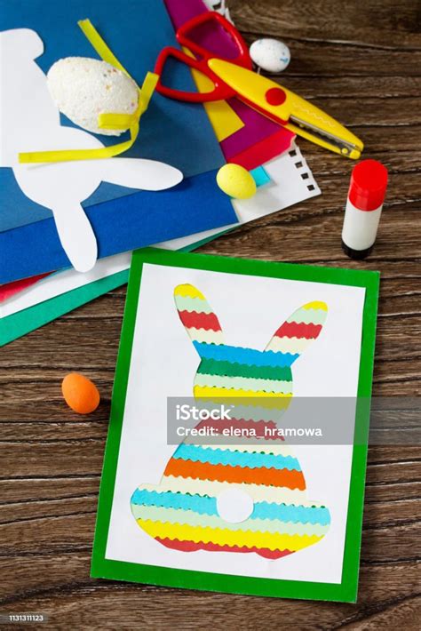부활절 엽서 나무 테이블에 부활절 토끼 Handmade 아이 들을 위한 창의력 수공예품 공예품의 프로젝트 0명에 대한 스톡 사진