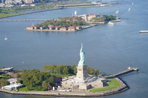 그 위에 자유의 여신상이 있는 섬 사진 Unsplash의 무료 자유의 여신상 국립천연기념물 이미지