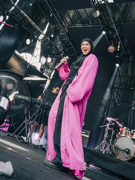 Sivia Azizah Tetap Kece Pakai Abaya Di Panggung