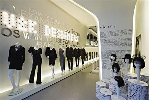V K Designers Thiết kế nội thất shop thời trang tông trắng