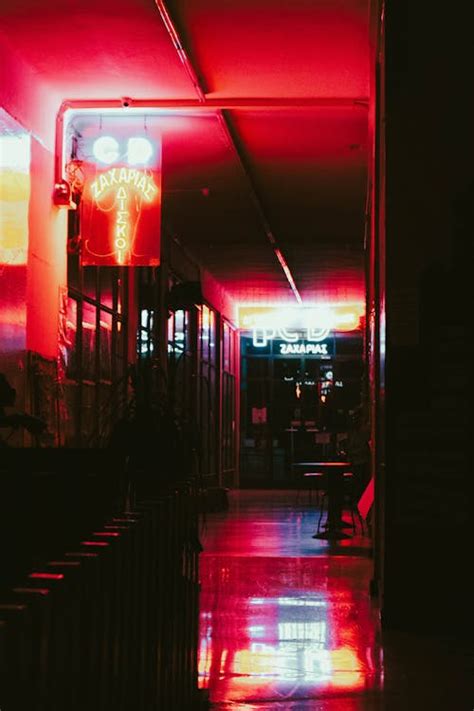 네온 불빛 막대기 반사 복도 불빛 불이 켜진 붉은 조명 수직 쐈어 인테리어 컨템포러리 현대적인에 관한 무료 스톡 사진