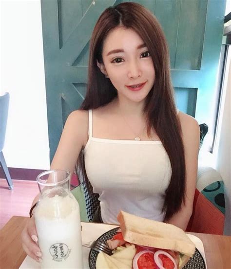 【6upoker】性感辣妹Rebeca 紧身衣傲人巨乳迷倒路人 | 6up扑克中文网