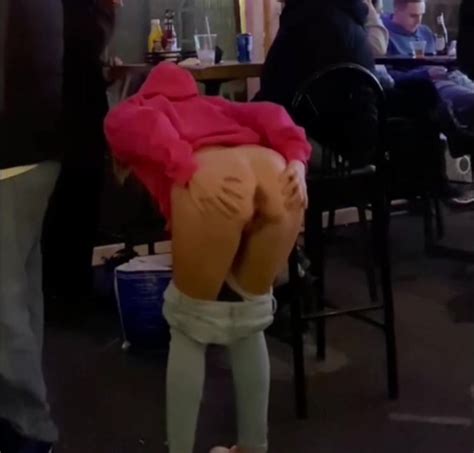 Drunk Girl Flashes At Bar 日本語で