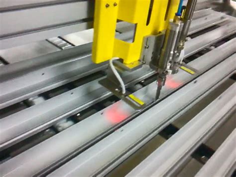 光伏板边框涂胶 行业应用 北京素辉科技有限公司 雾化设备 雾化技术 喷雾干燥 原料喷雾 喷雾干燥 食用油喷涂 流体雾化 点胶喷涂产品 雾化测试 工业喷嘴产品 定制流体设备 雾化系统部件 喷雾